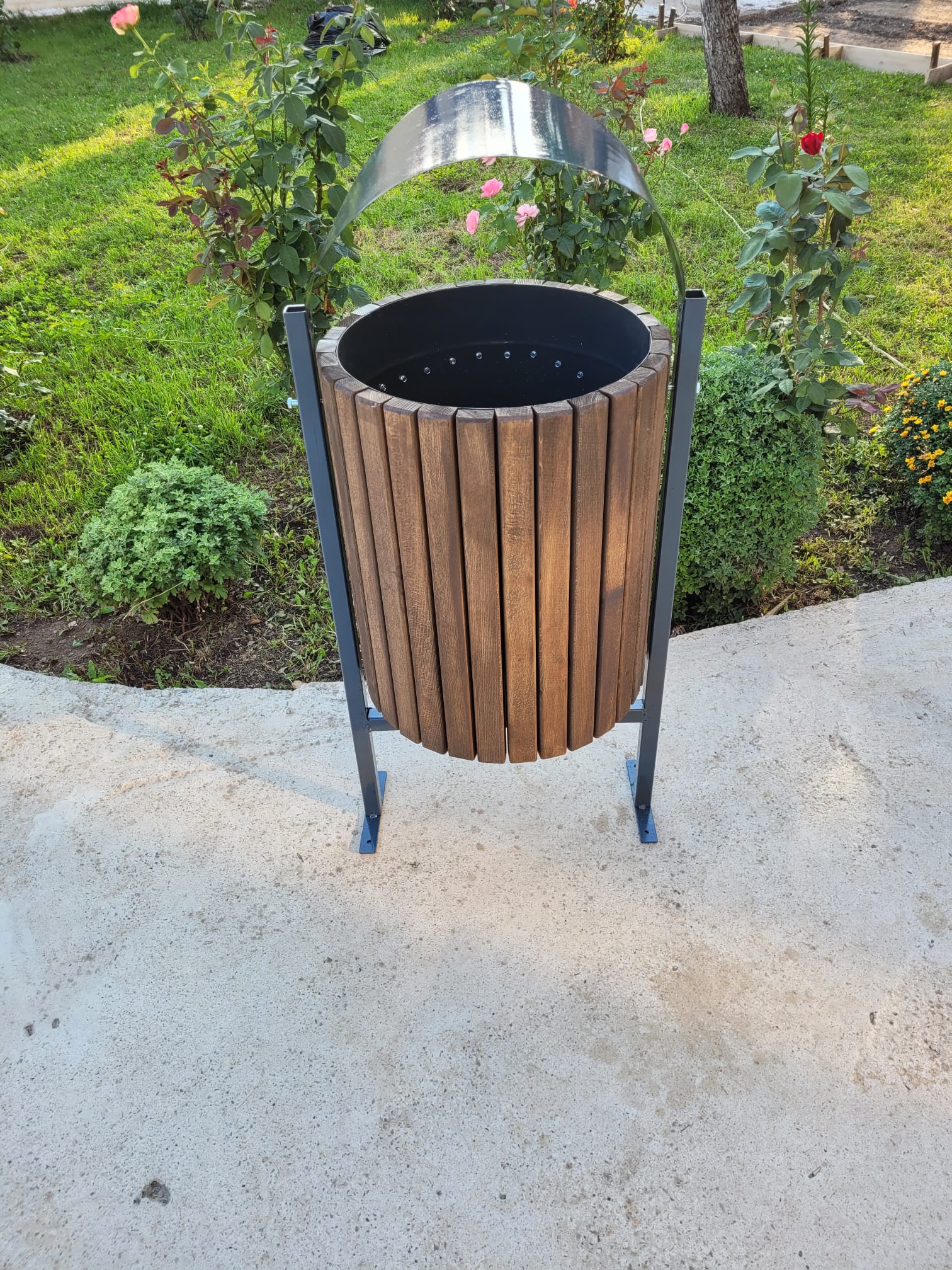 Cos de gunoi cu capac oval - Mobilier Stradal - Metal Cosuri